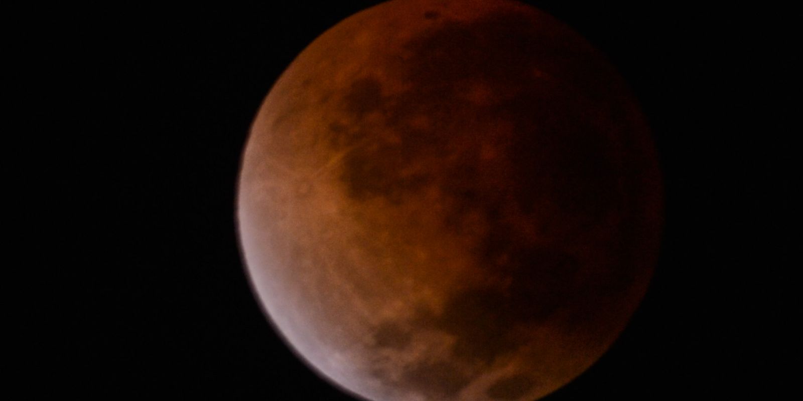 Eclipse total da lua é visto em Brasília | Agência Brasil